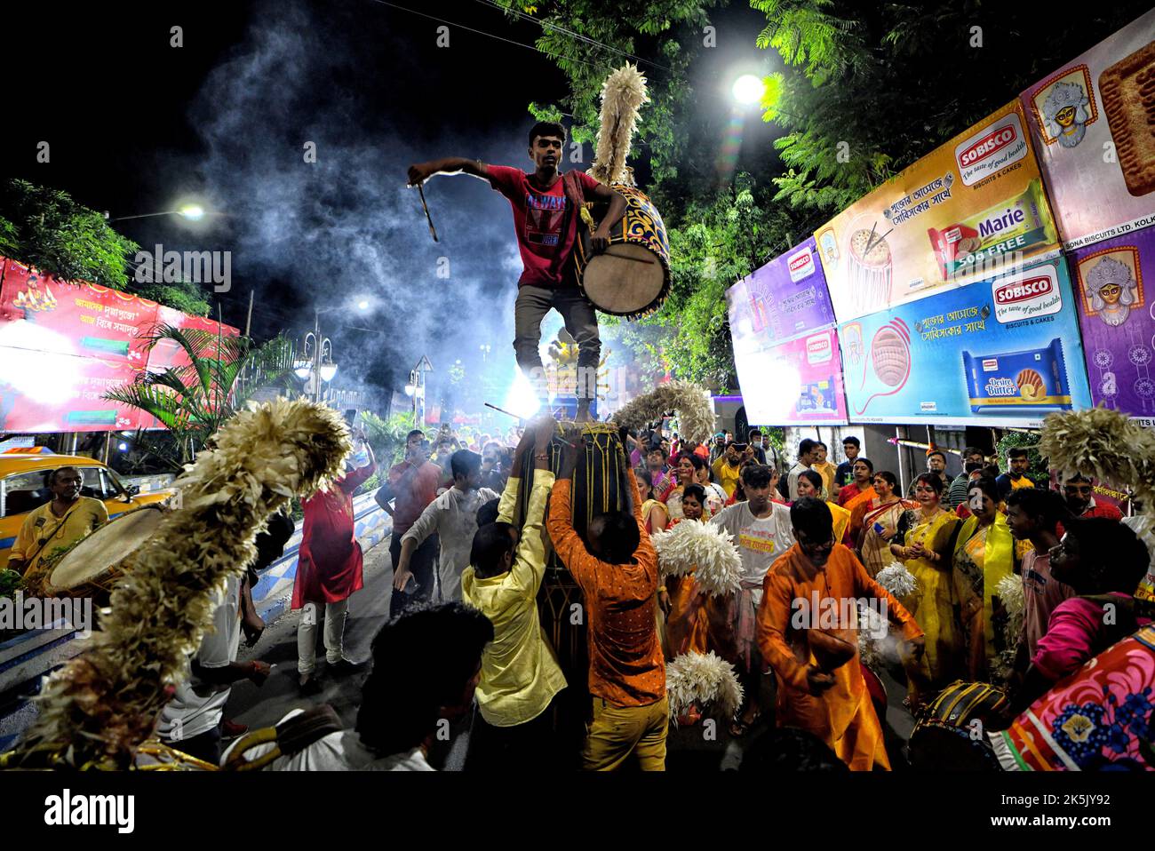 Durga puja dhaki hi-res stock photography and images - Alamy
