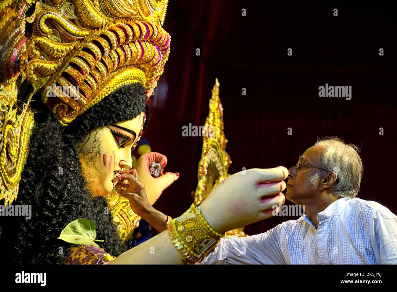 Kolkata, India. 06th Oct, 2022. A devotee performs rituals to goddess ...