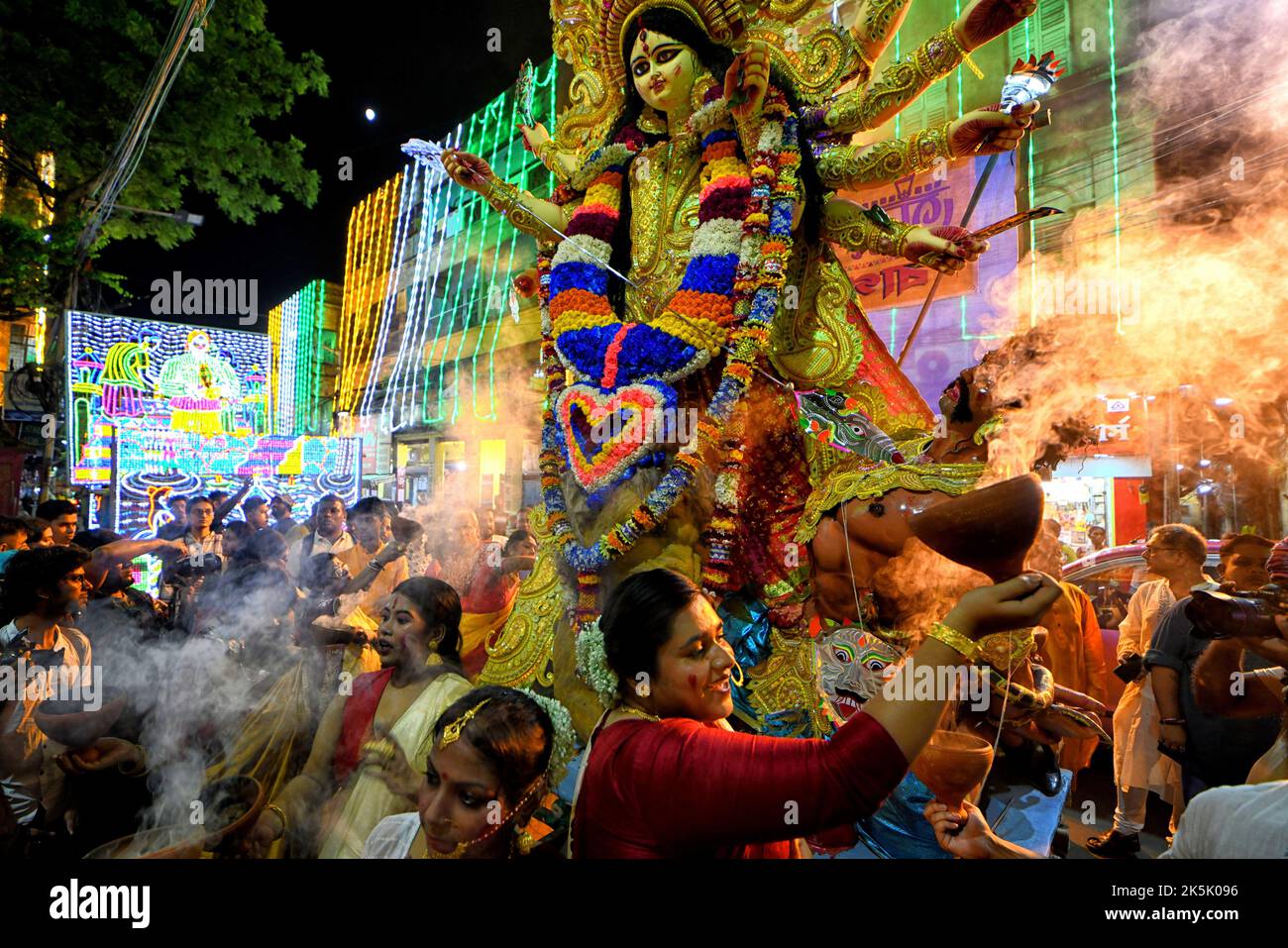 Kolkata, India. 6th Oct, 2022. Hindu devotees with traditional Bengali ...