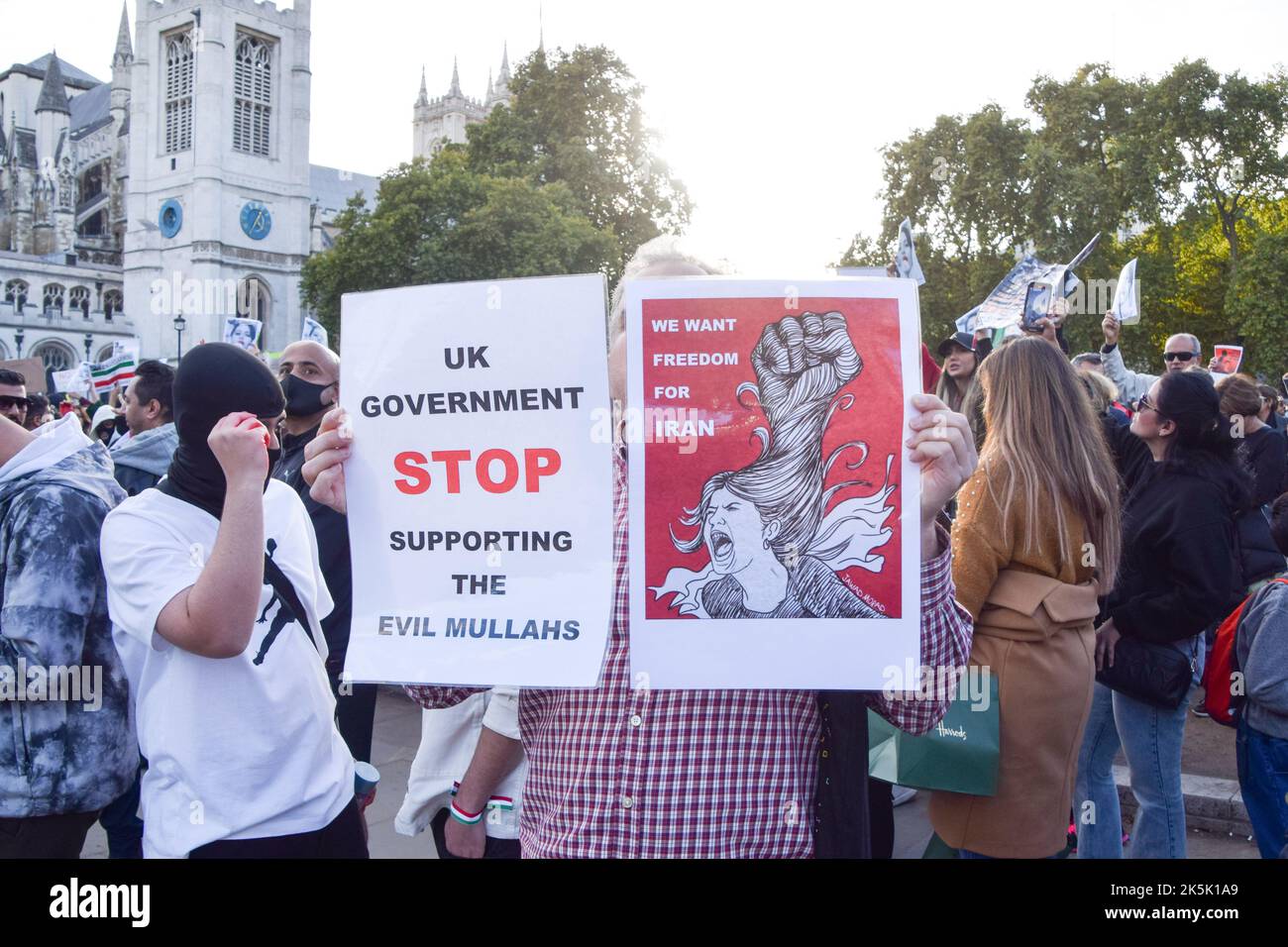 London, UK. 08th Oct, 2022. A protester holds placards calling on the ...