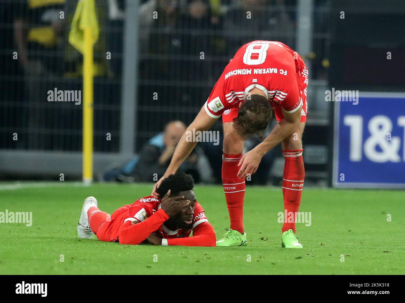 Alphonso Davies of Bayern Muenchen liegt verletzt am Boden Borussia ...
