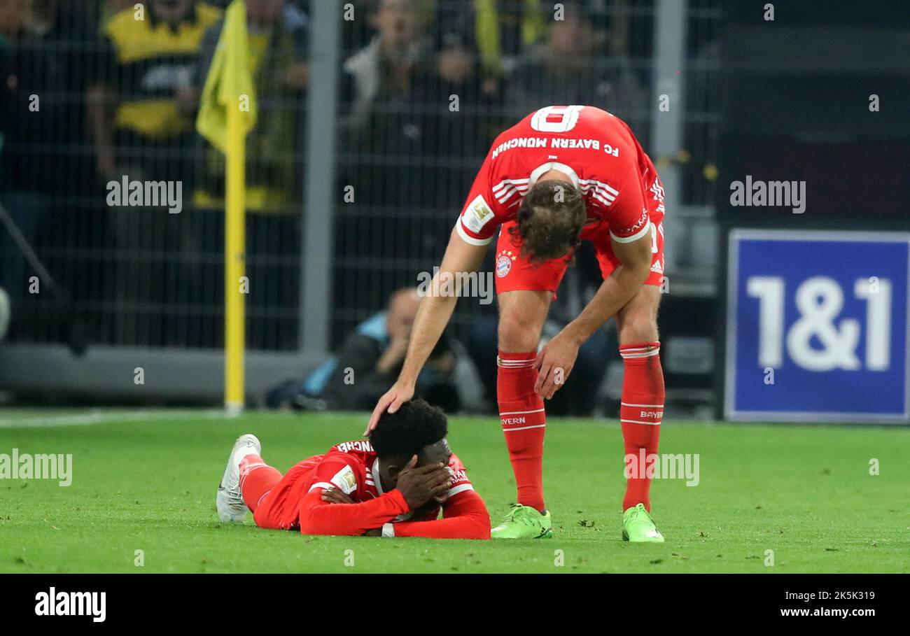 Alphonso Davies of Bayern Muenchen liegt verletzt am Boden Borussia ...