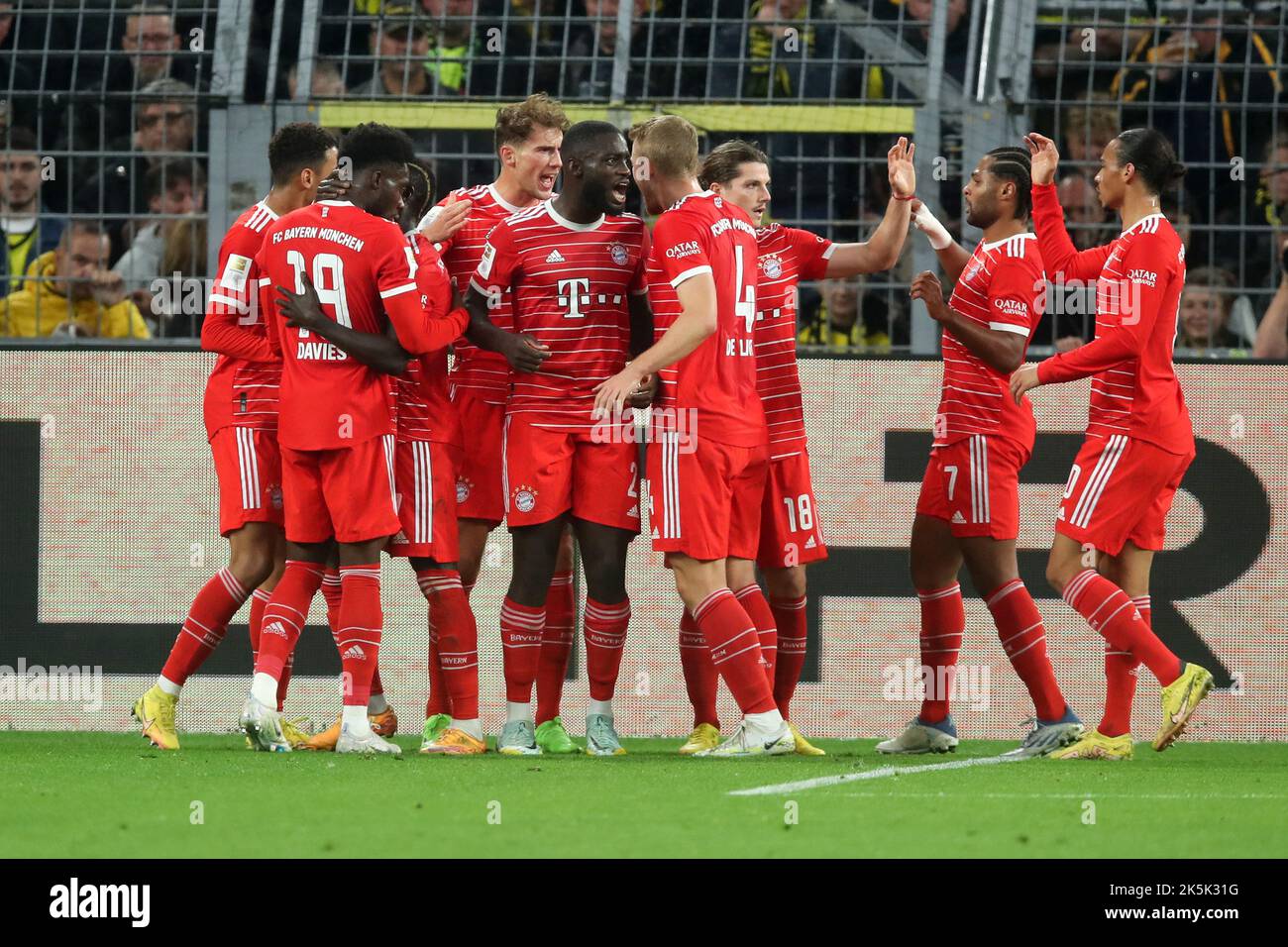 Leon Goretzka of Bayern Muenchen jubelt Ÿber sein Tor zum 0:1 mit ...