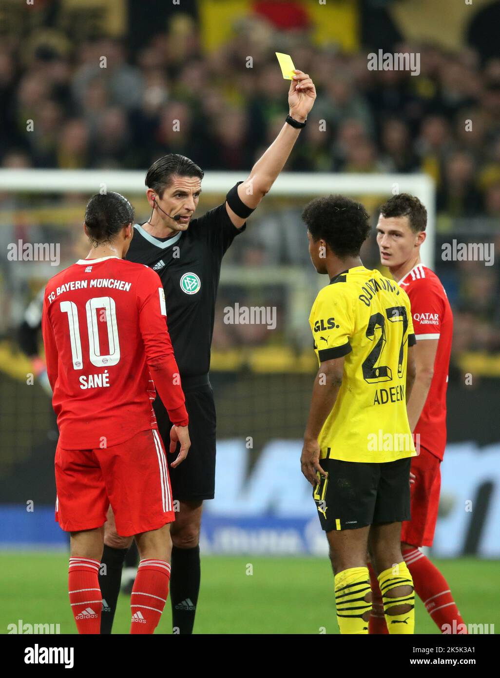 Schiedsrichter Referee Deniz Aytekin zeigt Karim Adeyemi of Borussia ...