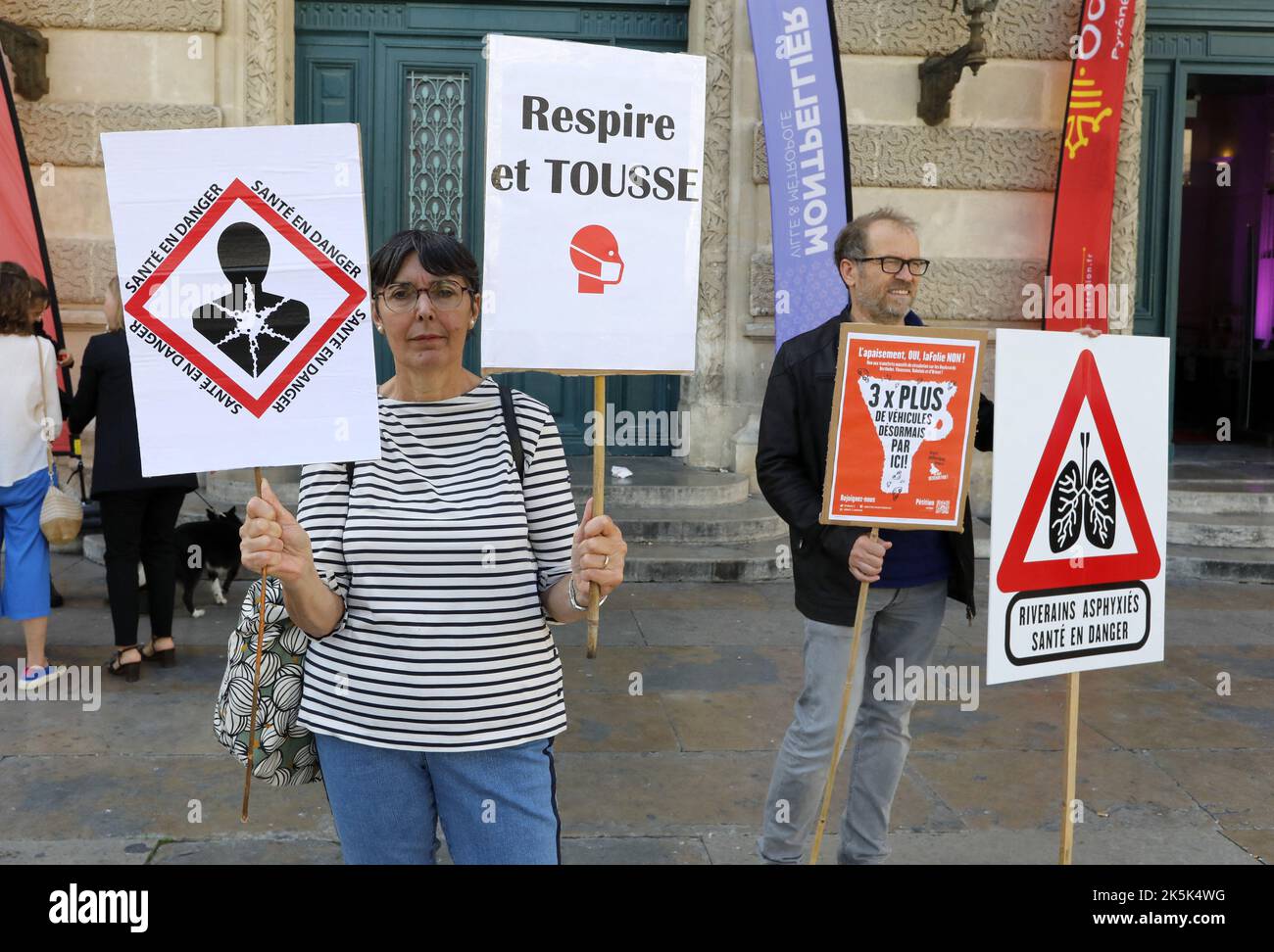 Inhabitants stage a protest over air pollution, traffic congestions and ...