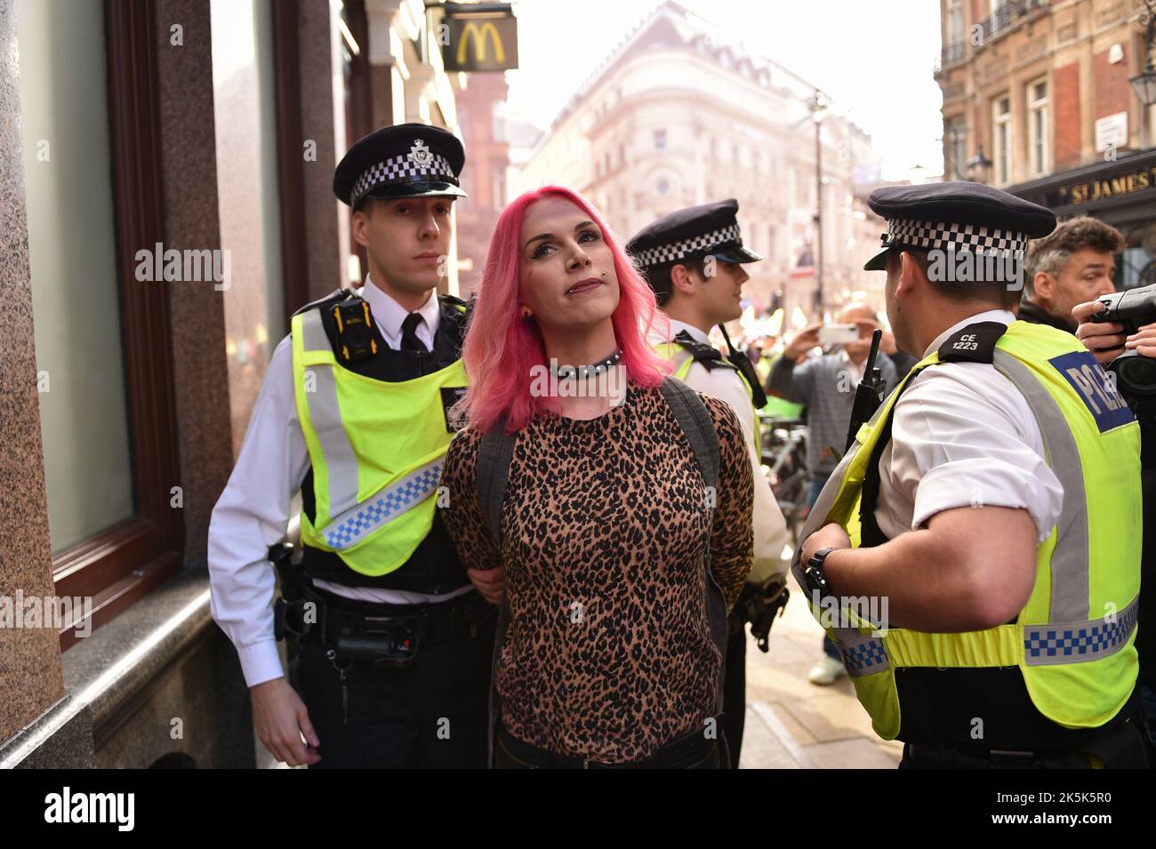 London, UK. 08th Oct, 2022. Police officers arrest animal rights ...