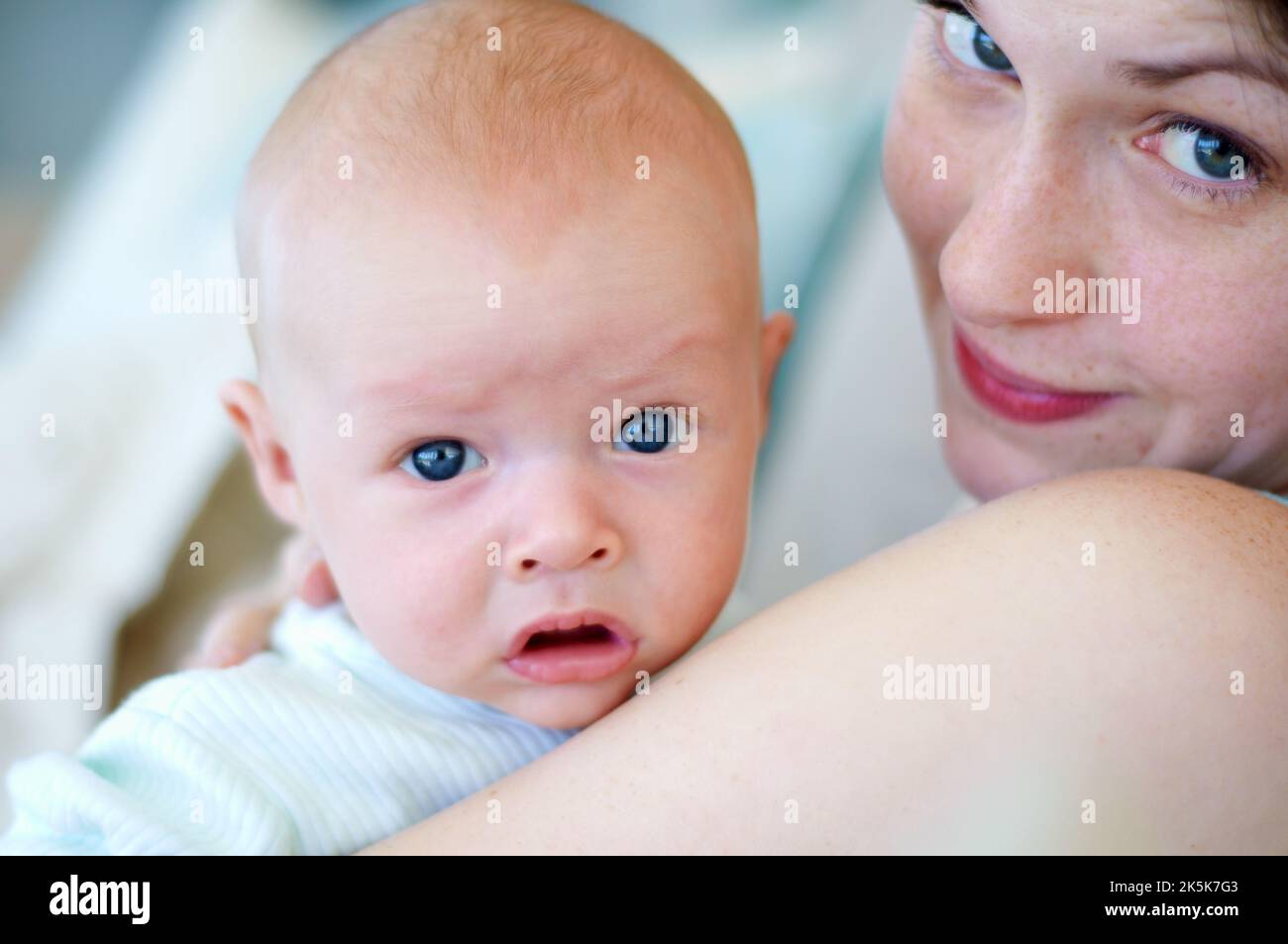 Infant toddler looking over shoulder hi-res stock photography and ...
