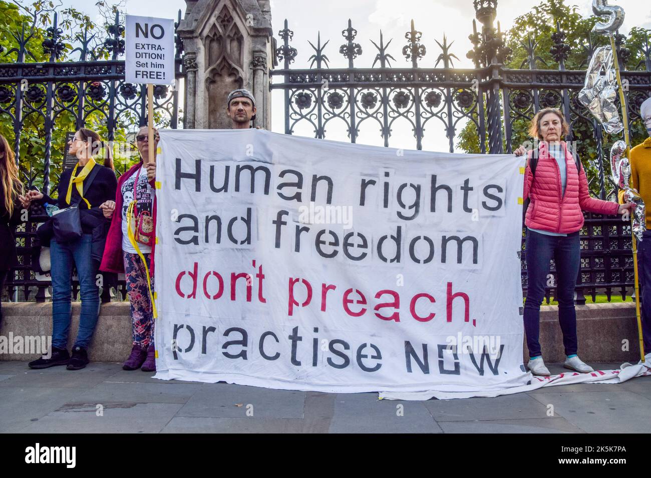London, UK. 08th Oct, 2022. Julian Assange supporters hold a banner ...