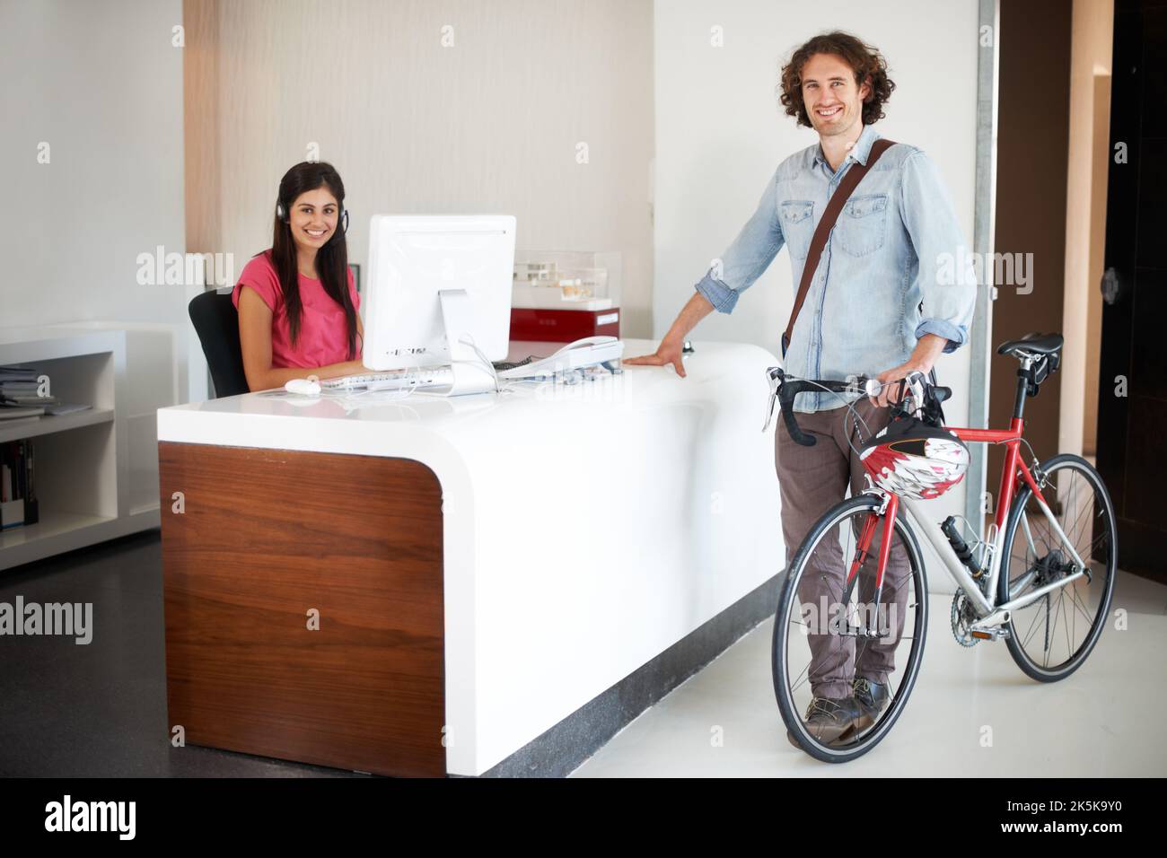 Office reception desk hi-res stock photography and images - Alamy