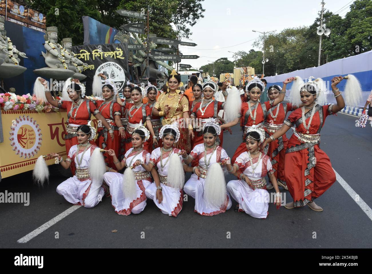 Kolkata, West Bengal, India. 8th Oct, 2022. Dance Performers are ...