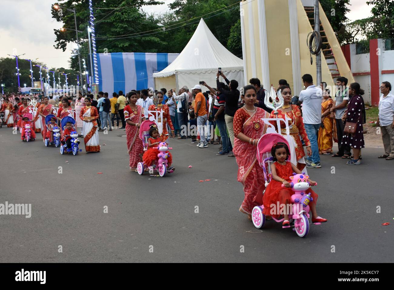 Kolkata, West Bengal, India. 8th Oct, 2022. Children with their mother ...