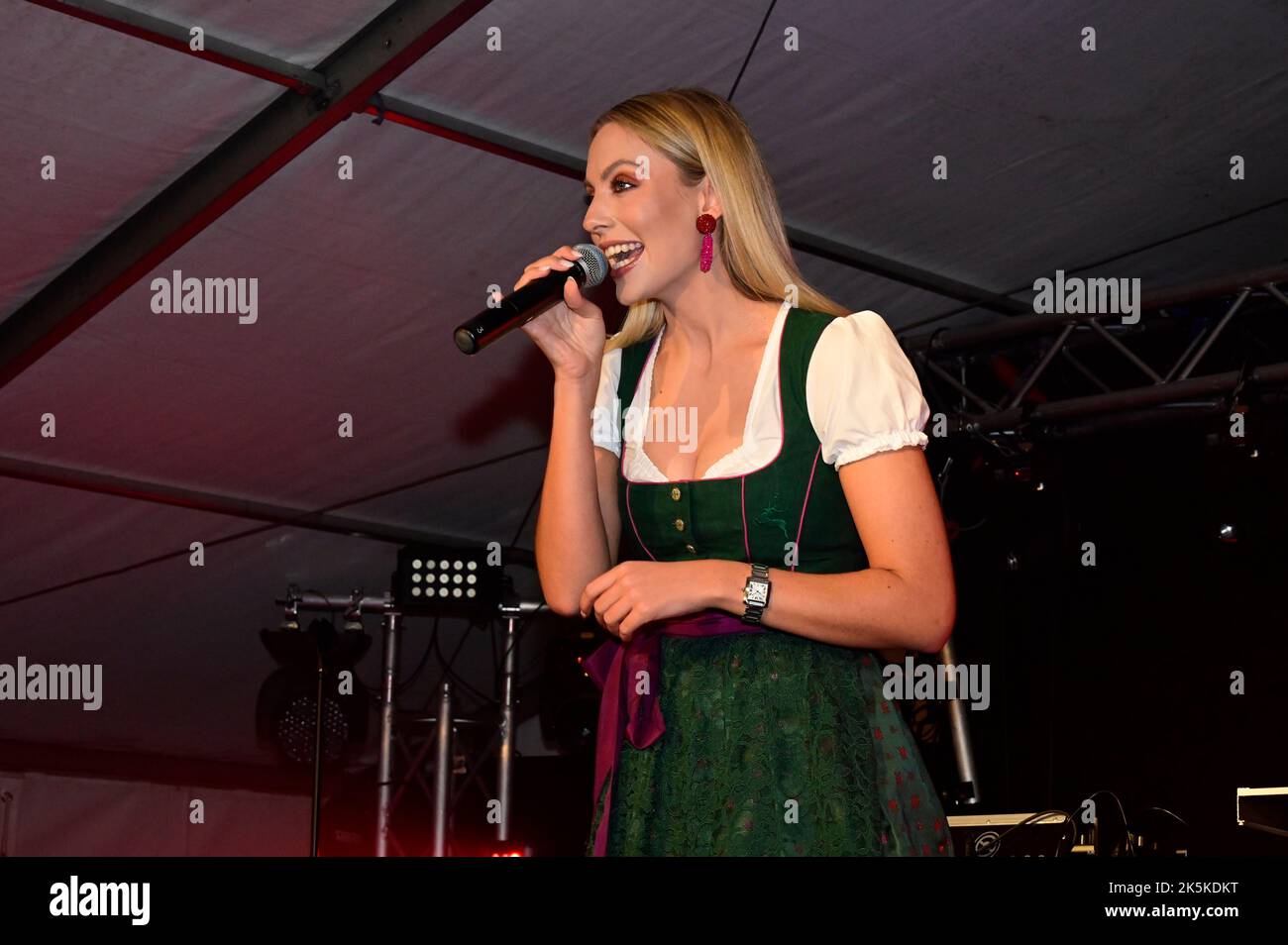 Paulina Wagner bei einem Auftritt beim 2. Oktoberfest im Festzelt ...