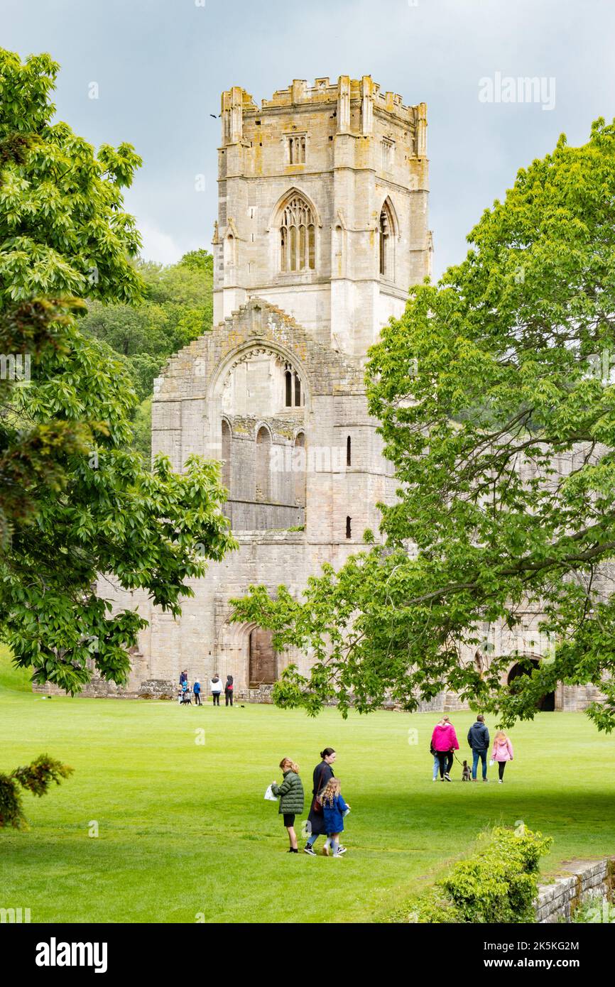 Fountains abbey and church near ripon yorkshire uk Ancient abbey ruins ...