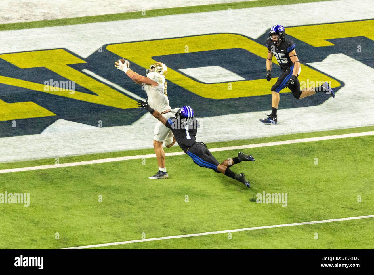 Las Vegas, Nevada, USA. 08th Oct, 2022. Notre Dame tight end Michael ...