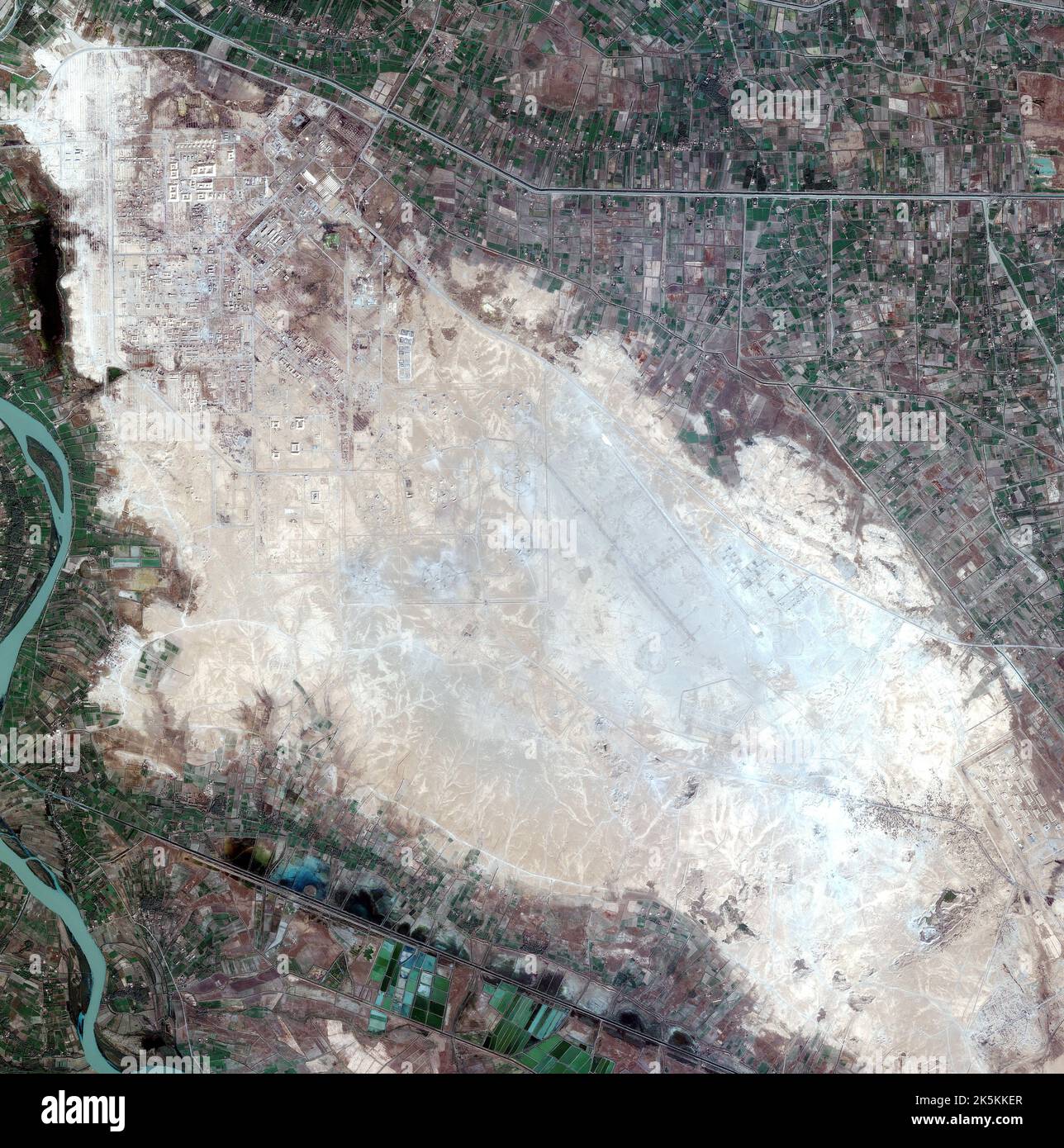 Al Qaqaa Nov11 2003 Stock Photo - Alamy