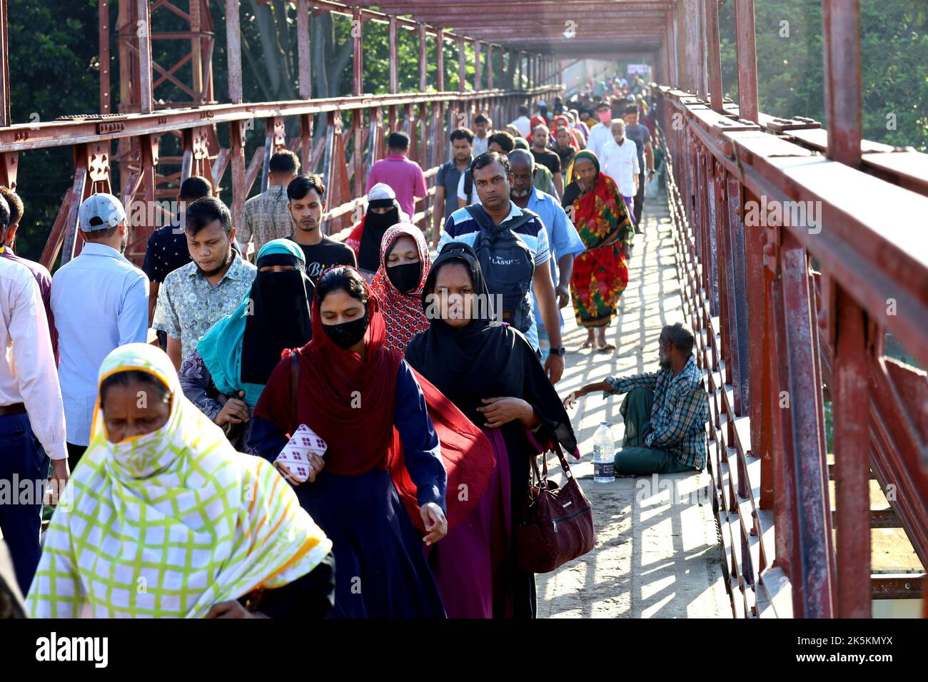 Foot over bridge hi-res stock photography and images - Alamy
