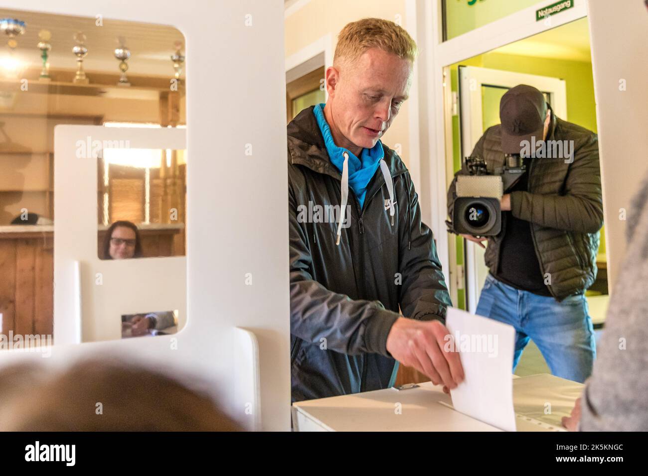 09 October 2022, Brandenburg, Cottbus: Lars Schieske (AfD), candidate ...