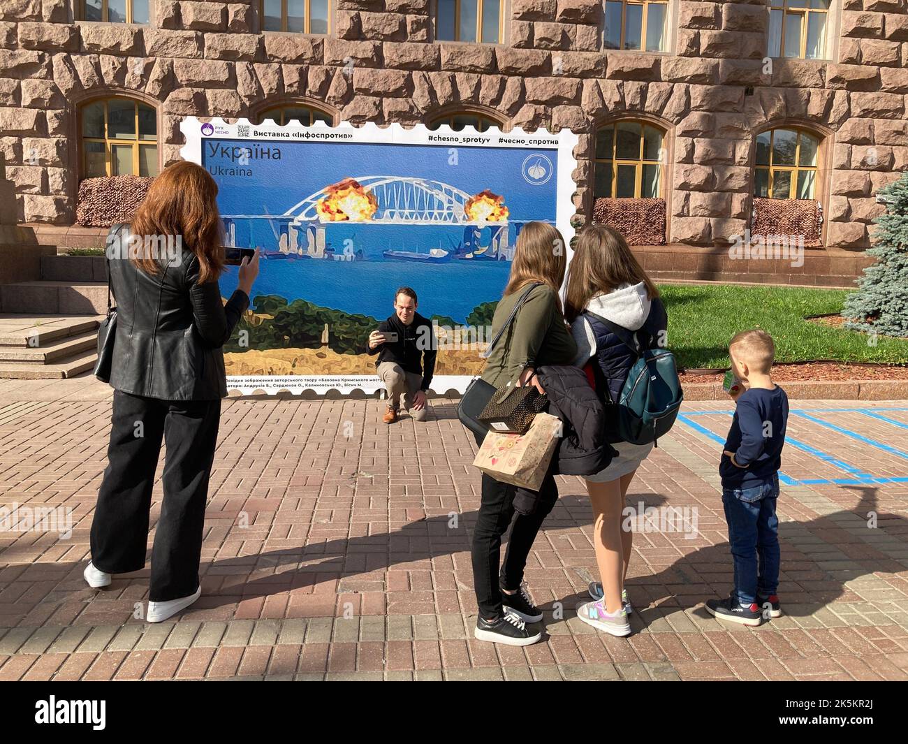 Kiew, Ukraine. 09th Oct, 2022. People take pictures of themselves in ...