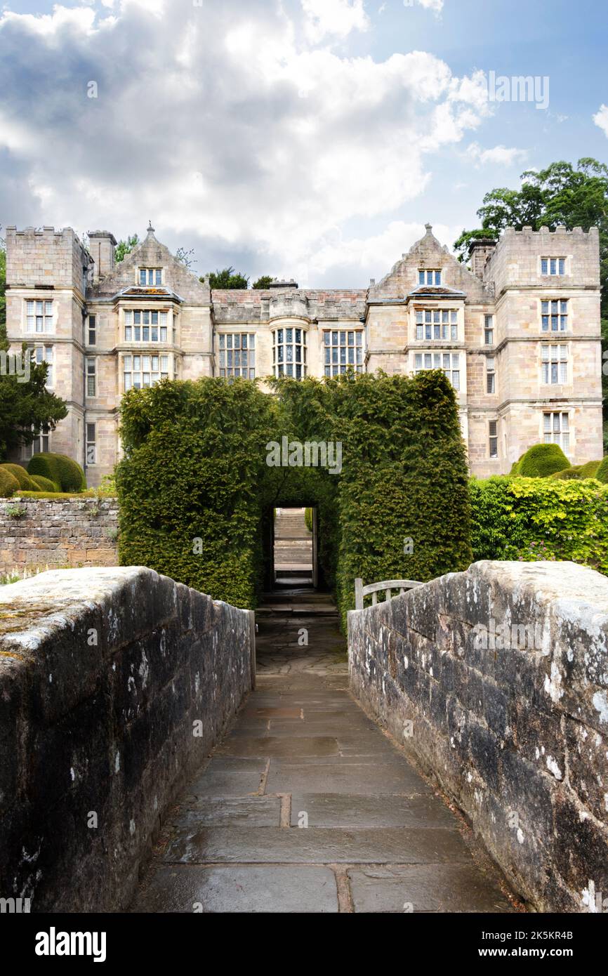 Fountains abbey and hall near ripon yorkshire uk Ancient abbey ruins ...