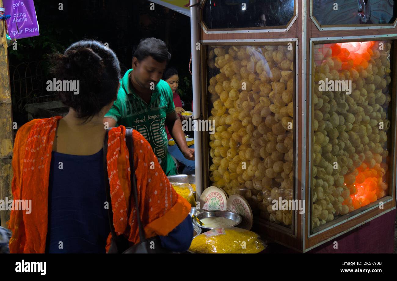 Indian Street Food seller selling food at Roadside food stall Stock ...