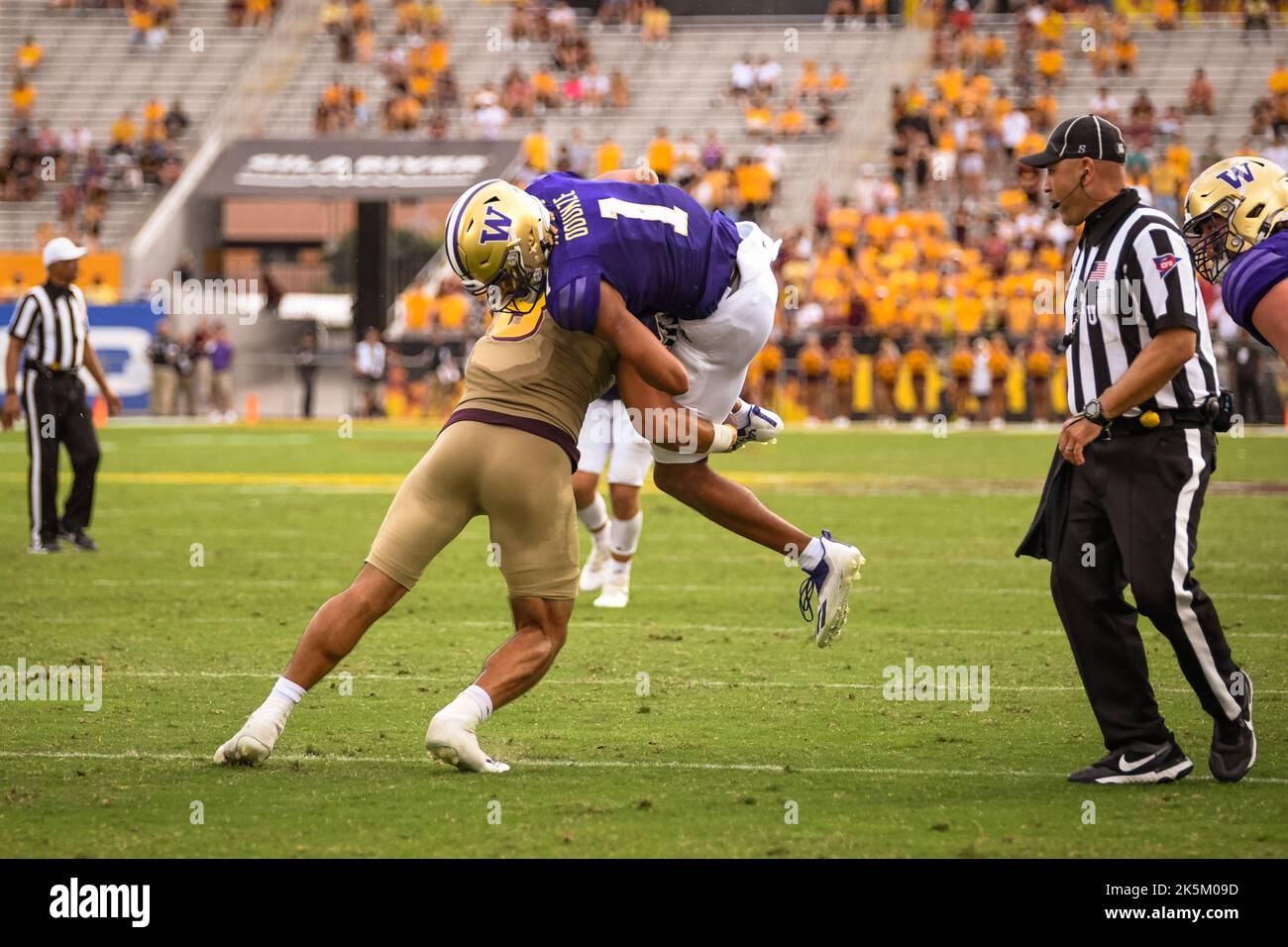 Washington Huskies wide receiver Rome Odunze (1) gets lifted and ...