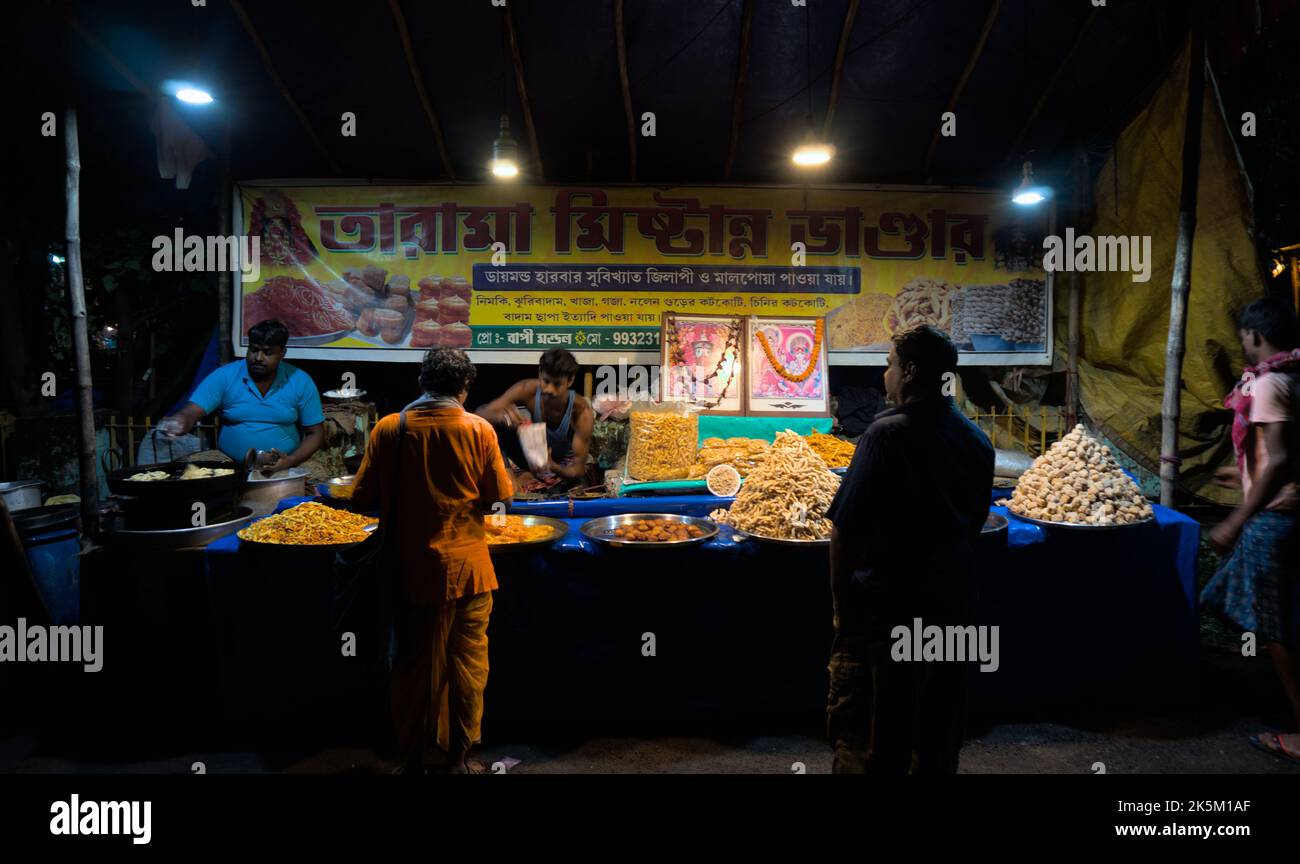 Indian Street Food seller selling food at Roadside food stall Stock ...