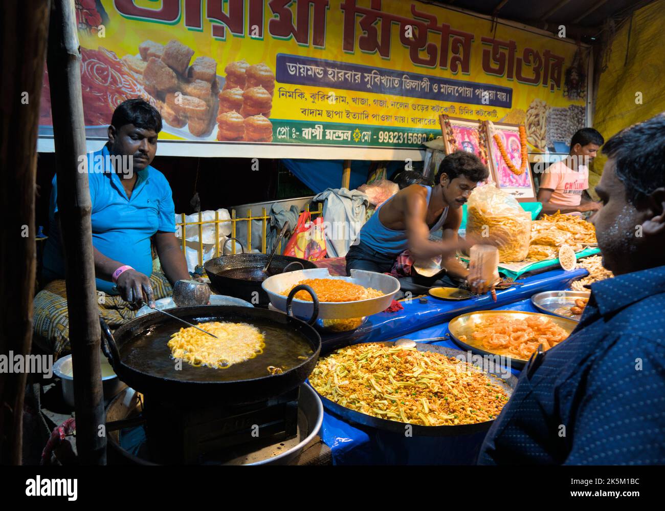 Indian Street Food seller selling food at Roadside food stall Stock ...