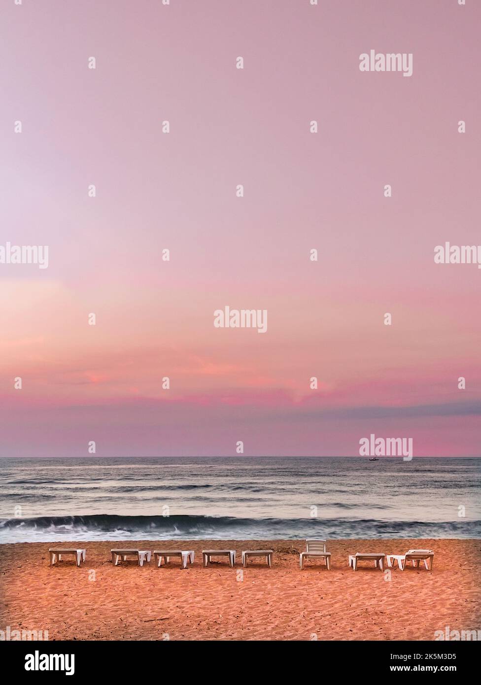 Sunbed on beach black hi-res stock photography and images - Alamy