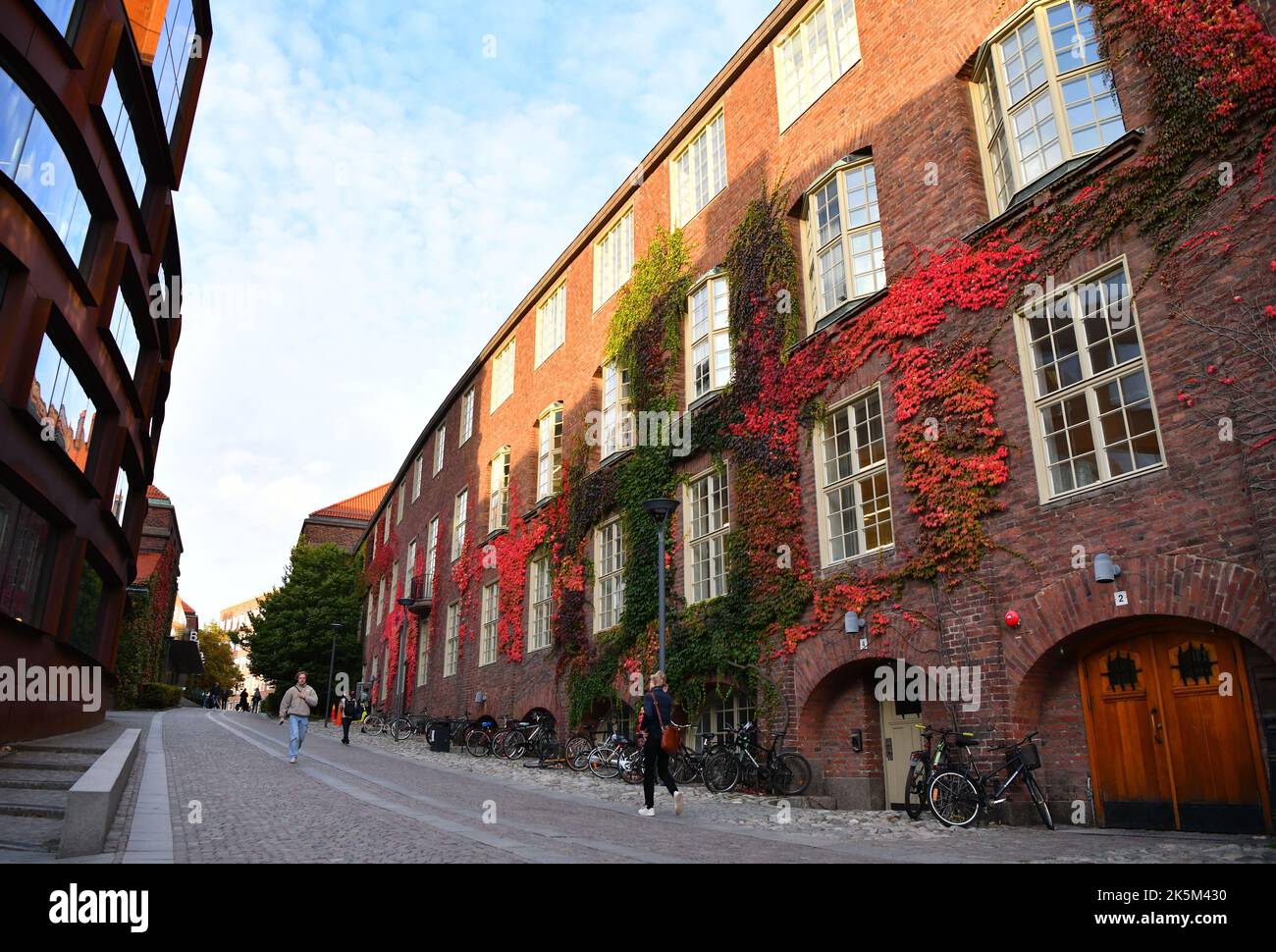 (221009) -- STOCKHOLM, Oct. 9, 2022 (Xinhua) -- People walk at the KTH Royal Institute of ...