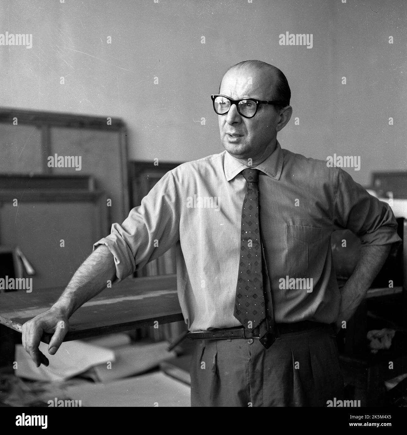 Argentine painter Antonio Berni at his Buenos Aires studio Stock Photo ...