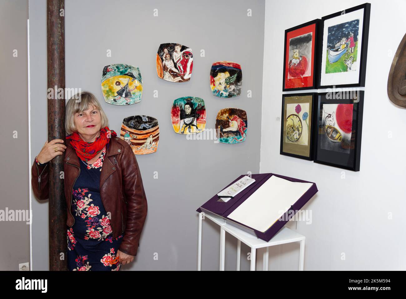 Paris, France. 8th Oct, 2022. Sophie Saintrapt poses with his work ...