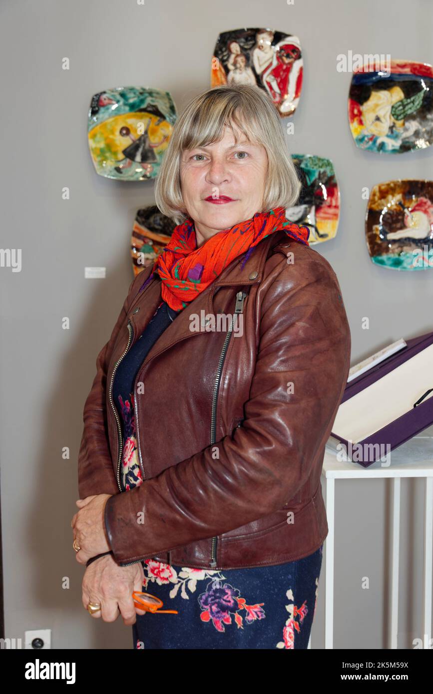 Paris, France. 8th Oct, 2022. Sophie Saintrapt poses with his work ...