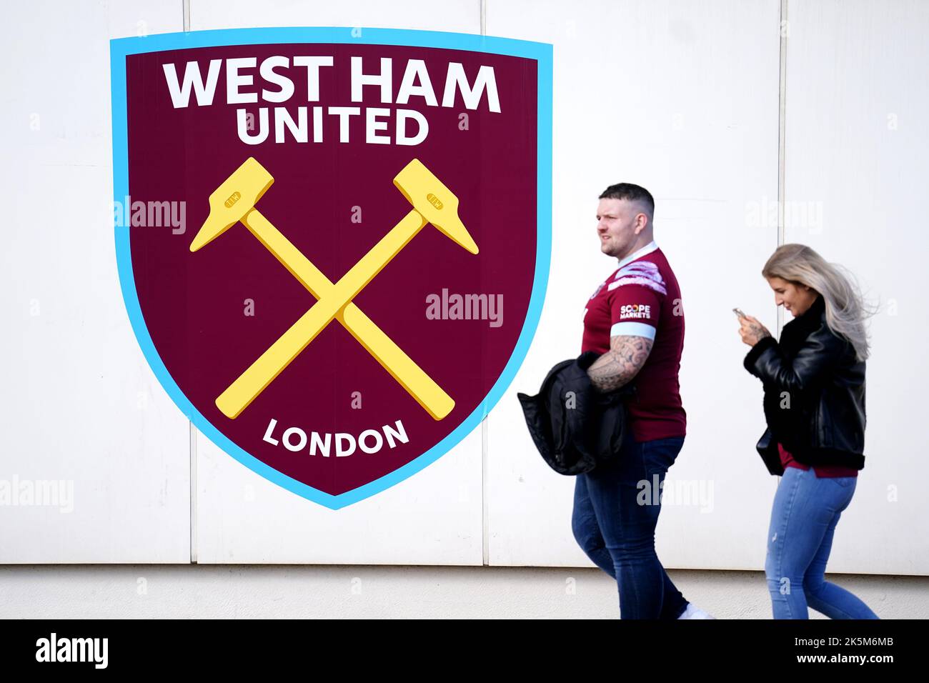 West ham logo london stadium hi-res stock photography and images - Alamy