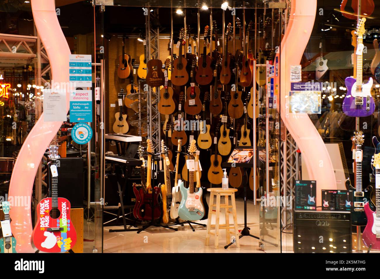 Piano in mall hi-res stock photography and images - Alamy