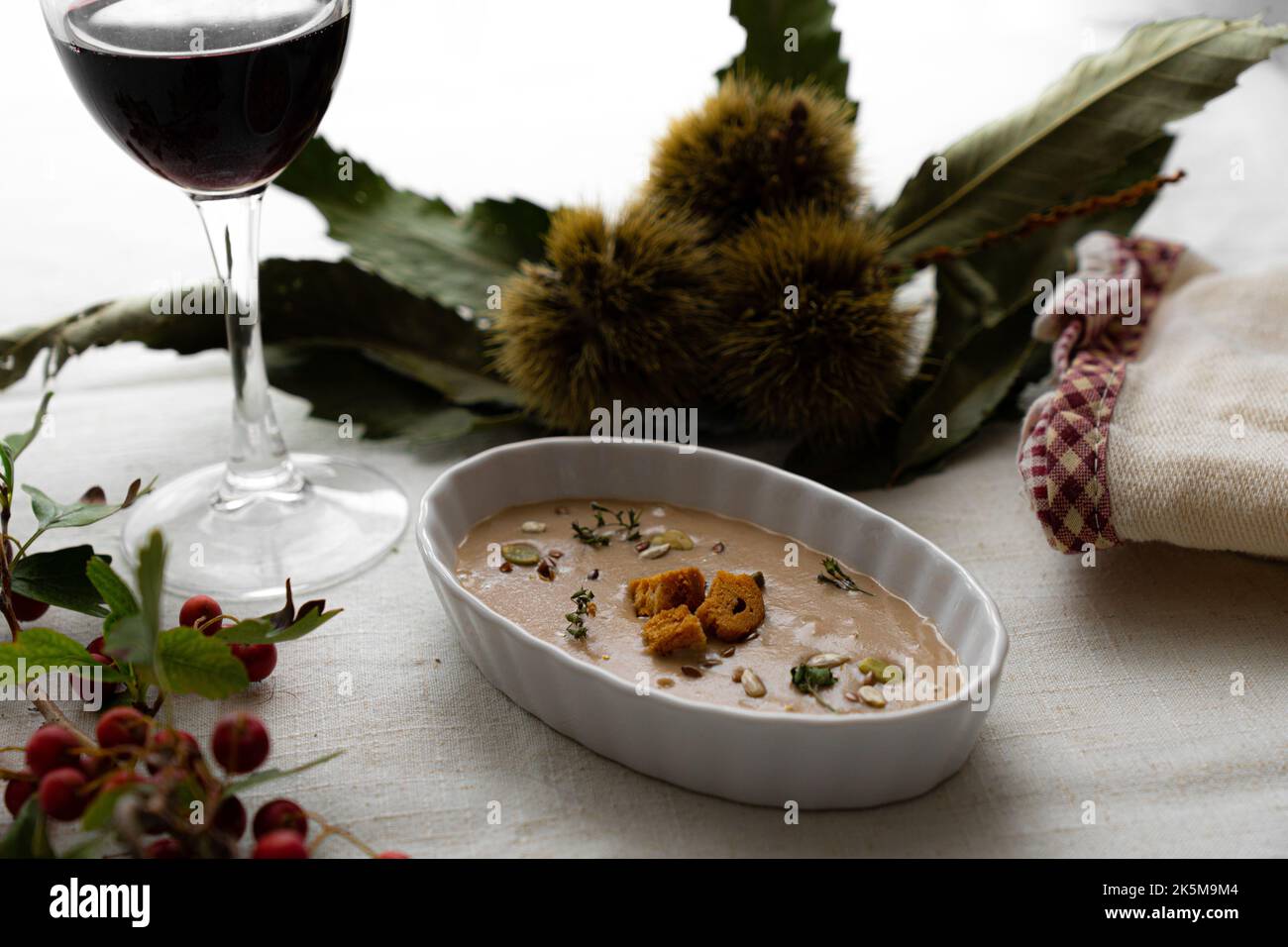 Vellutata di funghi porcini con semi e nipitella Stock Photo - Alamy