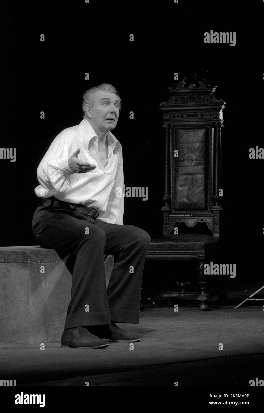 British actor Michael Redgrave, Teatro Cervantes, Buenos Aires ...