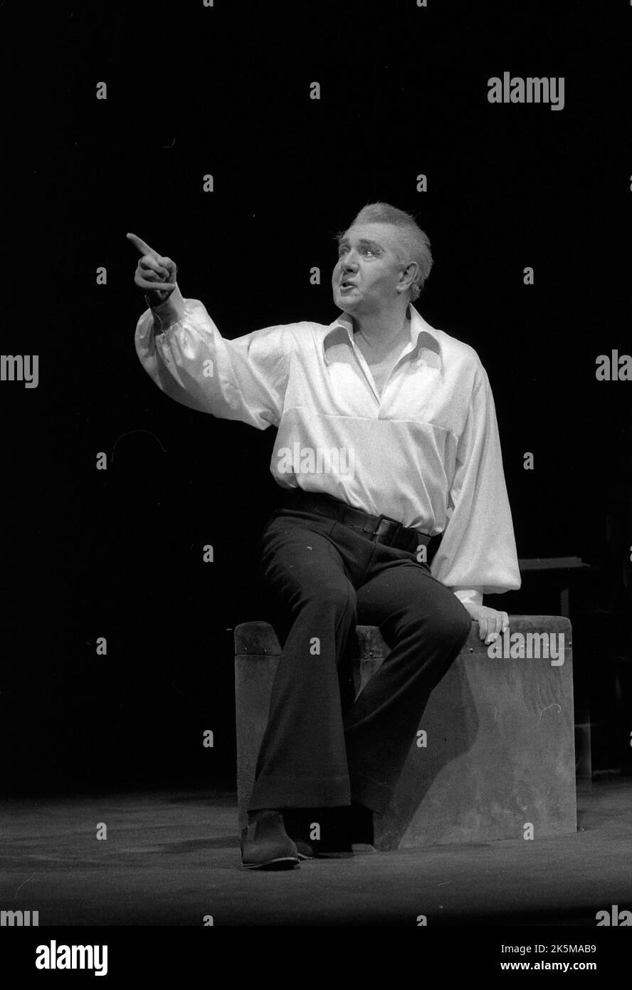 British actor Michael Redgrave, Teatro Cervantes, Buenos Aires ...