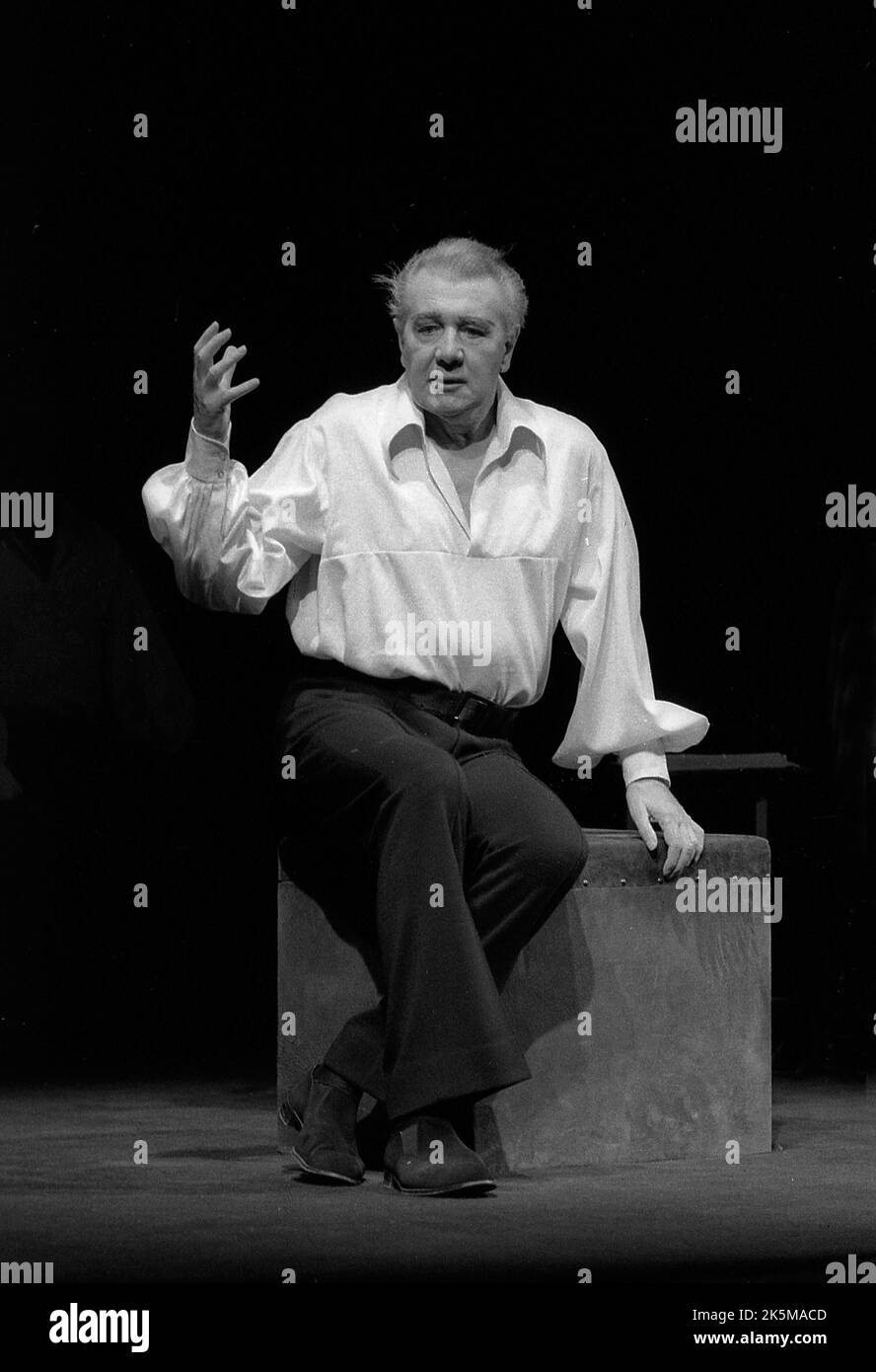 British actor Michael Redgrave, Teatro Cervantes, Buenos Aires ...