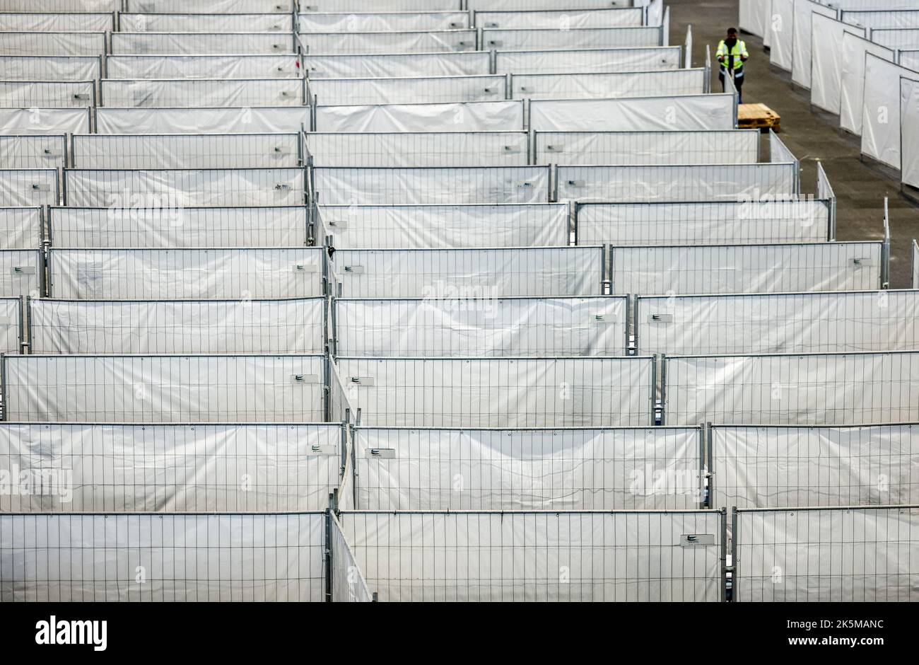 09 October 2022, Hamburg: Workers prepare an exhibition hall for the ...