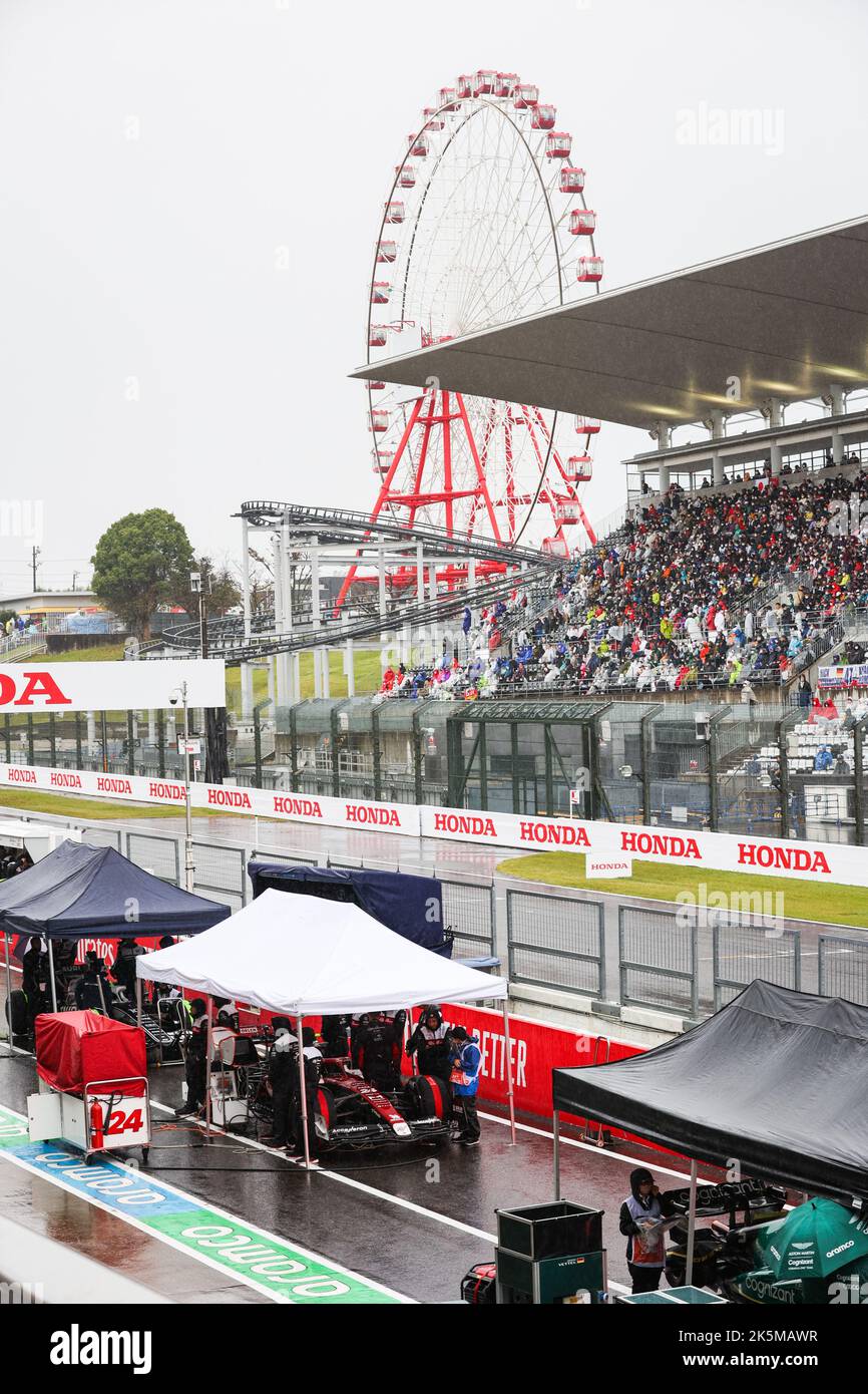 Suzuka, Japan. 9th Oct 2022. 24 ZHOU Guanyu (chi), Alfa Romeo F1 Team ORLEN C42, in the pitlane ...