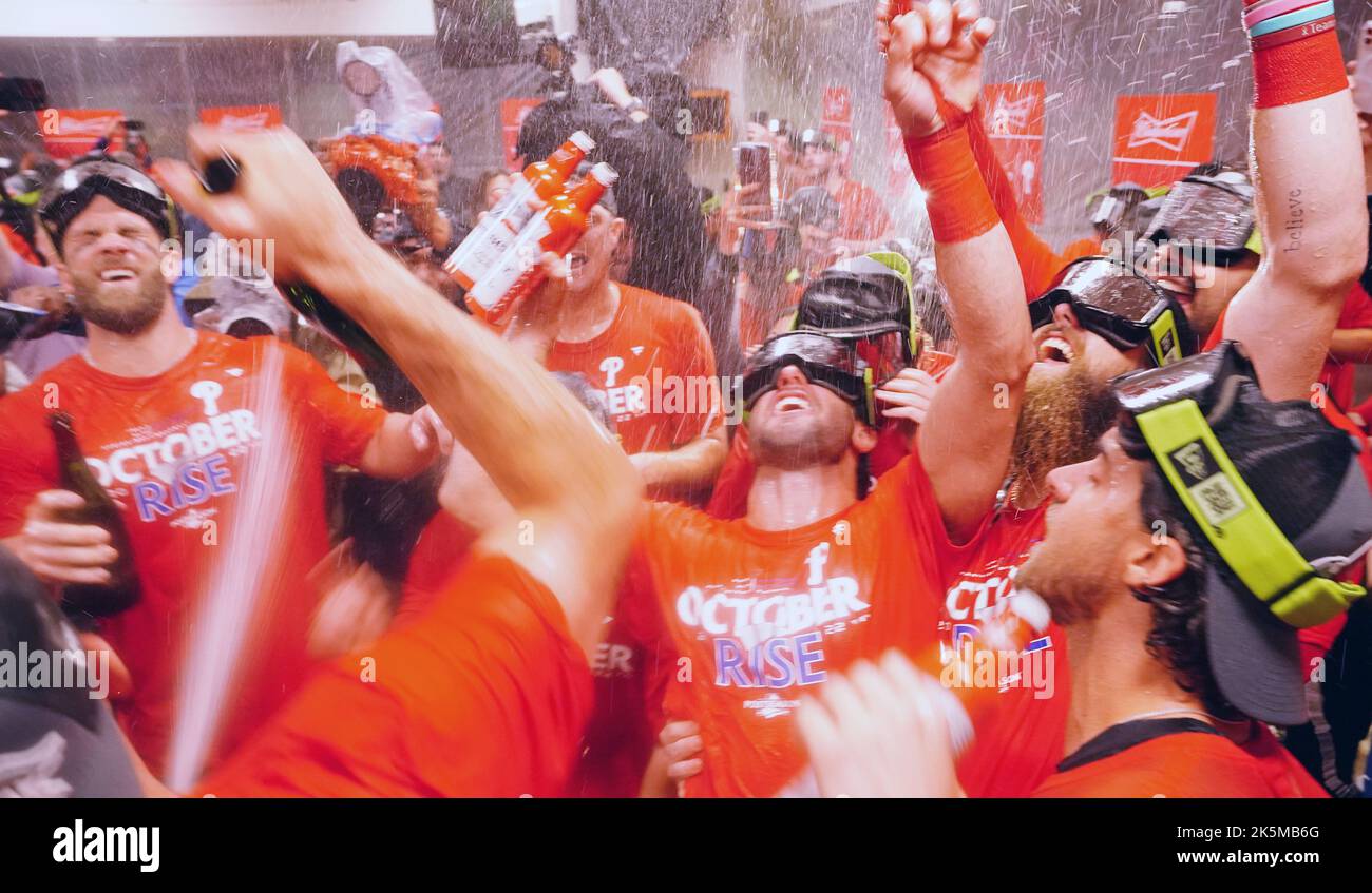 Locker room after game celebrate hi-res stock photography and images ...