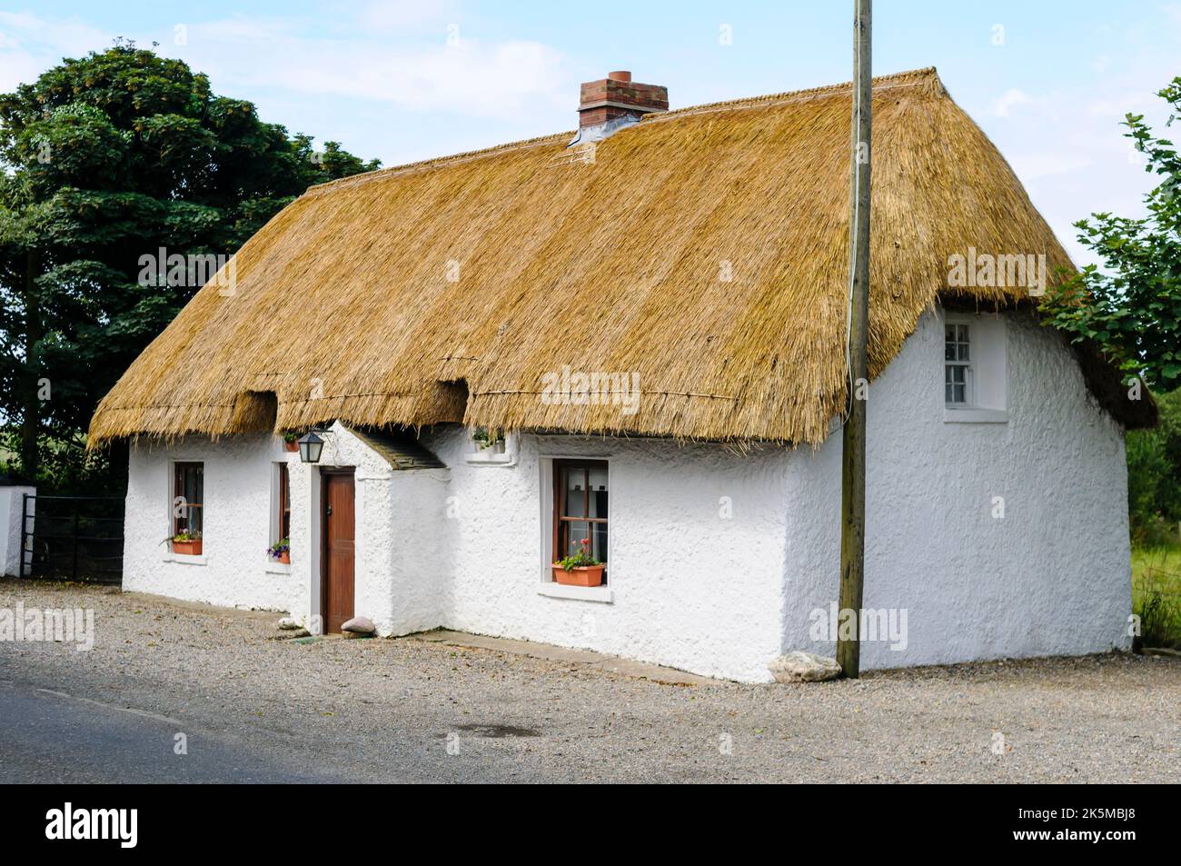 Whitewashed Irish thatched cottage Stock Photo - Alamy