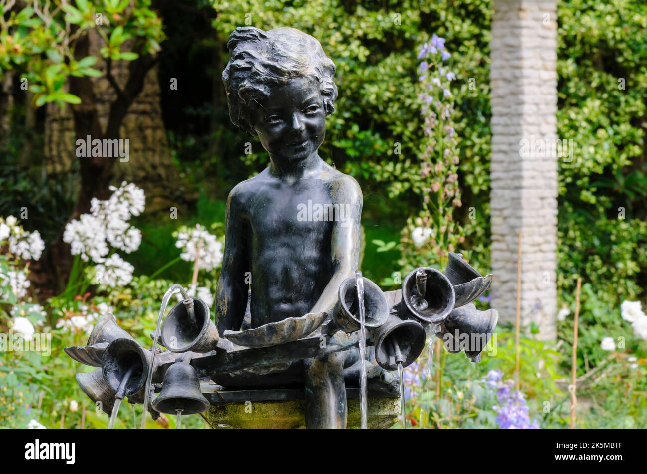 Bronze cherub water feature hi-res stock photography and images - Alamy