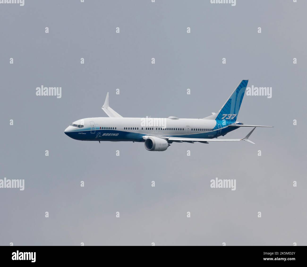 Boeing's new 737 Max-10 flying at the 2022 Farnborough International ...