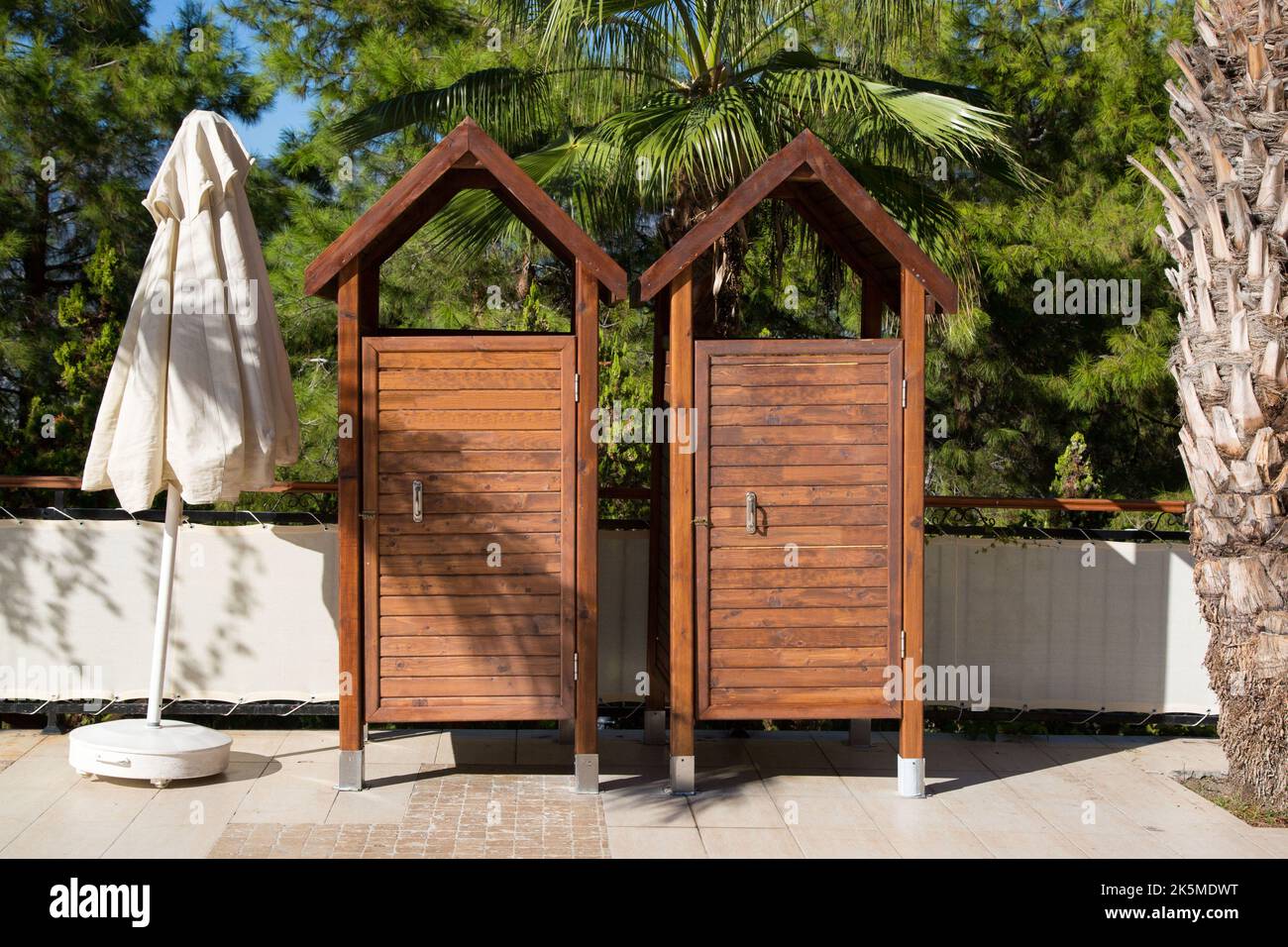 Beach changing booths hi-res stock photography and images - Alamy
