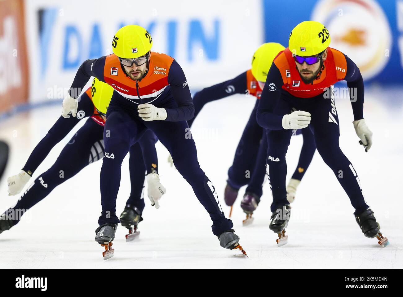 HeereNVEEN - Short track speed skaters Itzhak de Laat in duel with ...