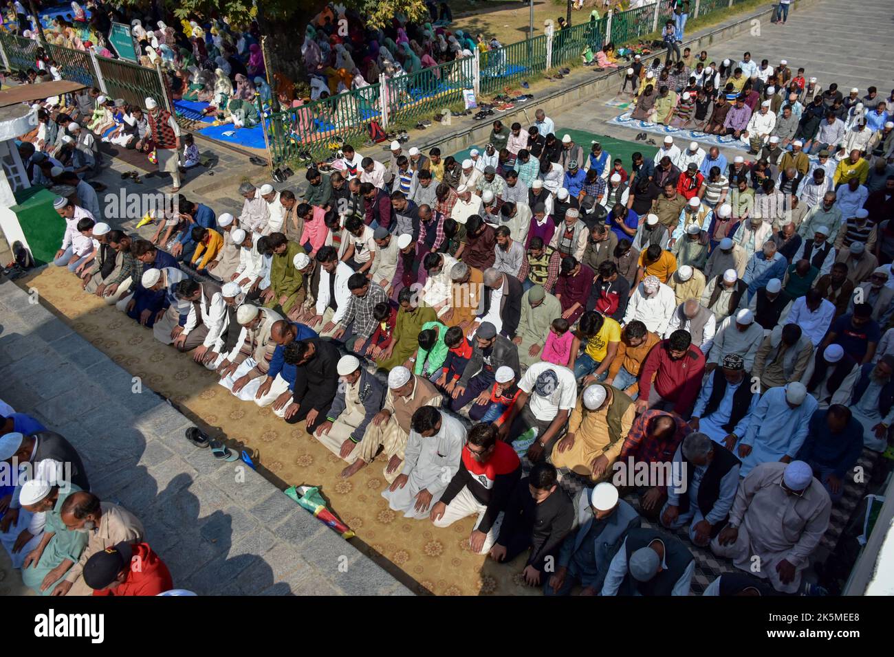 Kashmiri Muslim devotees offer noon prayers on the occasion of Eid-e ...