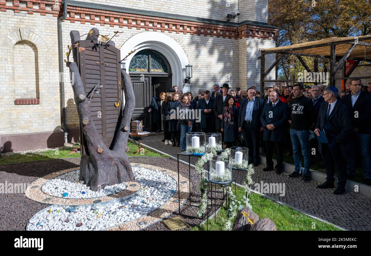 09 October 2022, Saxony-Anhalt, Halle (Saale): Citizens take part in ...