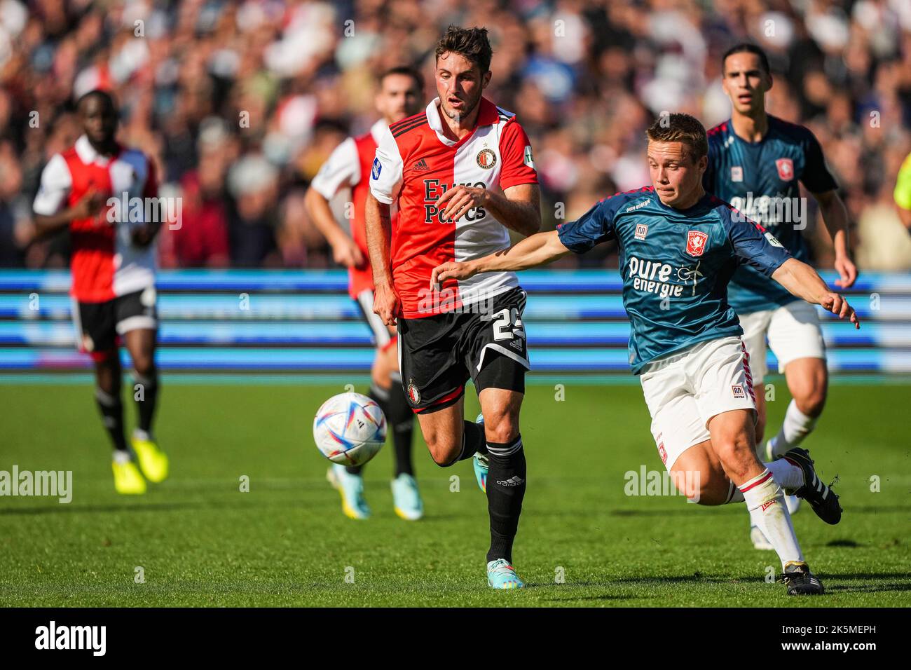 Rotterdam - Santiago Gimenez of Feyenoord, Mathias Kjolo of FC Twente ...