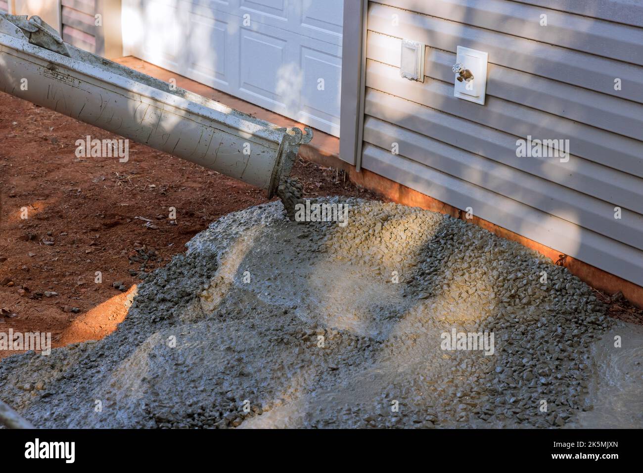 Workers pour fresh concrete hi-res stock photography and images - Alamy